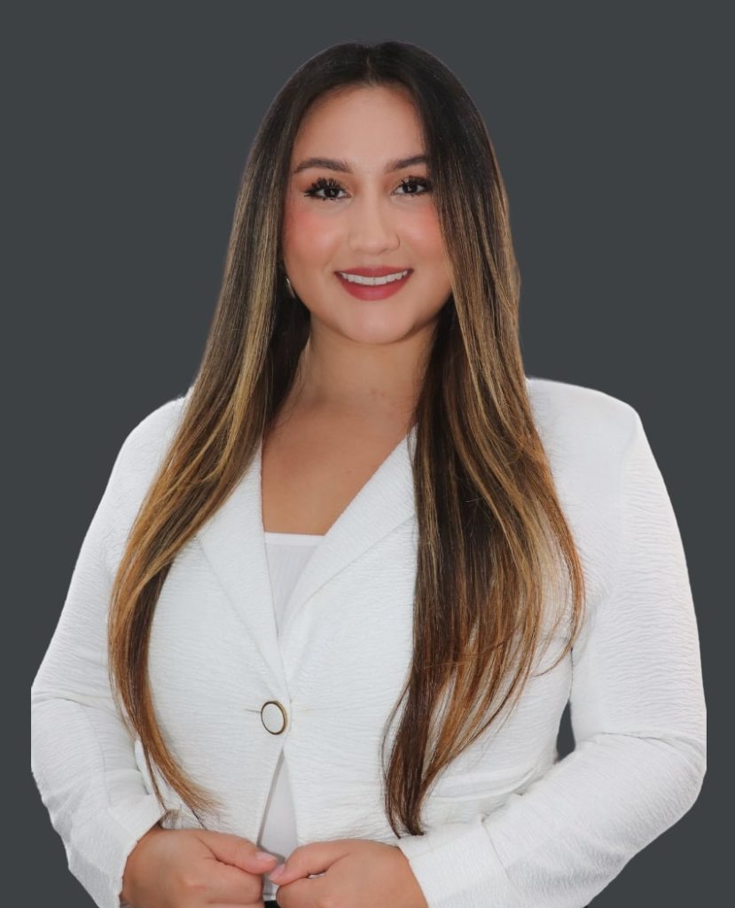 Laura Ramirez | Amanda Demanda